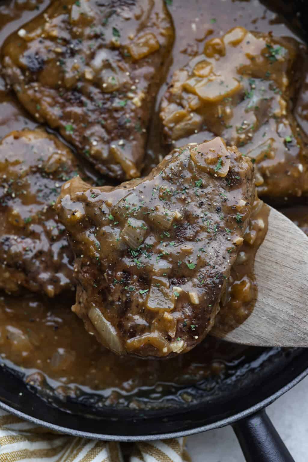 Smothered Steak With Gravy | The Recipe Critic