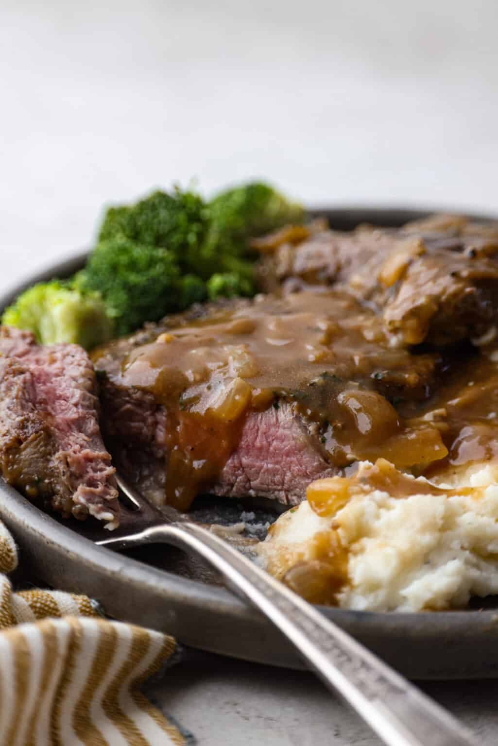 Smothered Steak With Gravy | The Recipe Critic