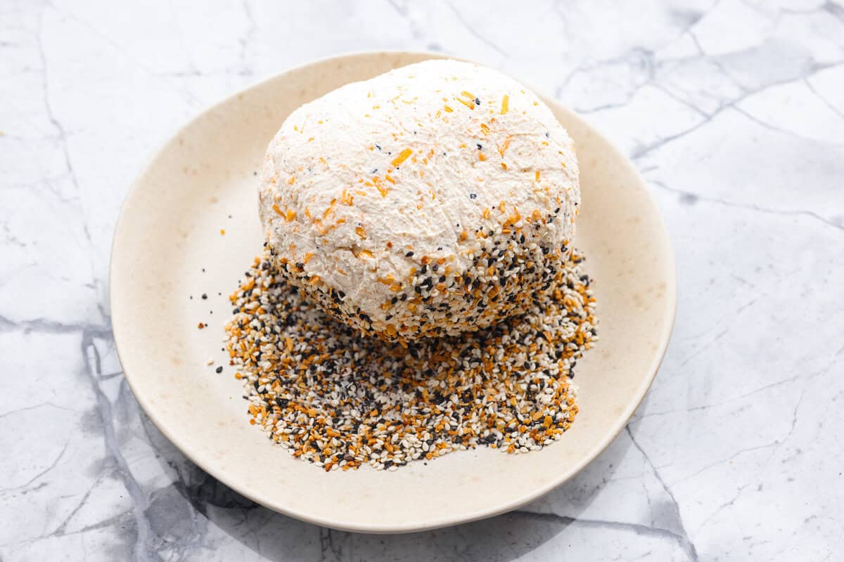 Everything Bagel Cheese Ball | The Recipe Critic